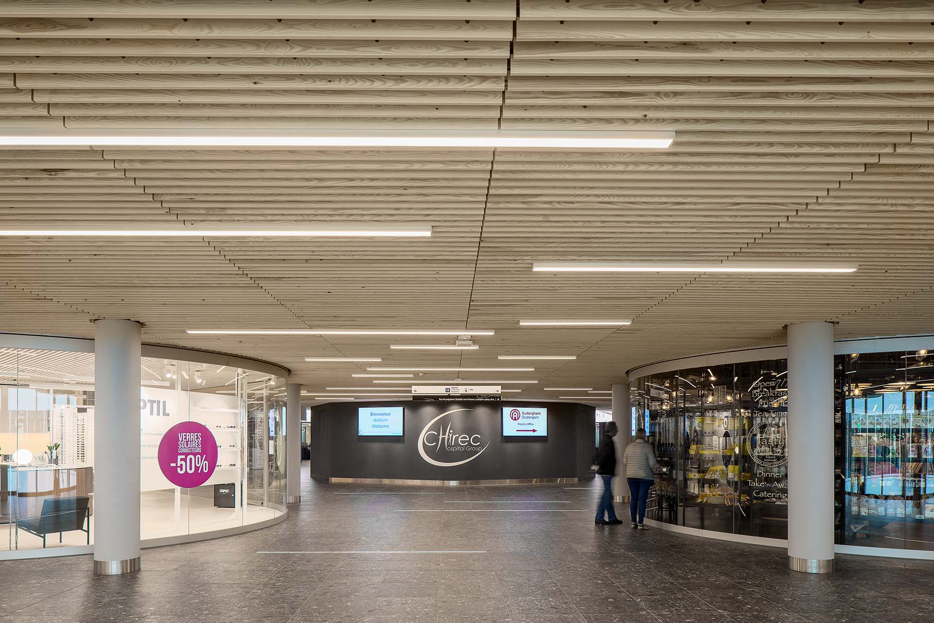 Akoestische houten plafonds Derako verbeteren beleving in ziekenhuis ...