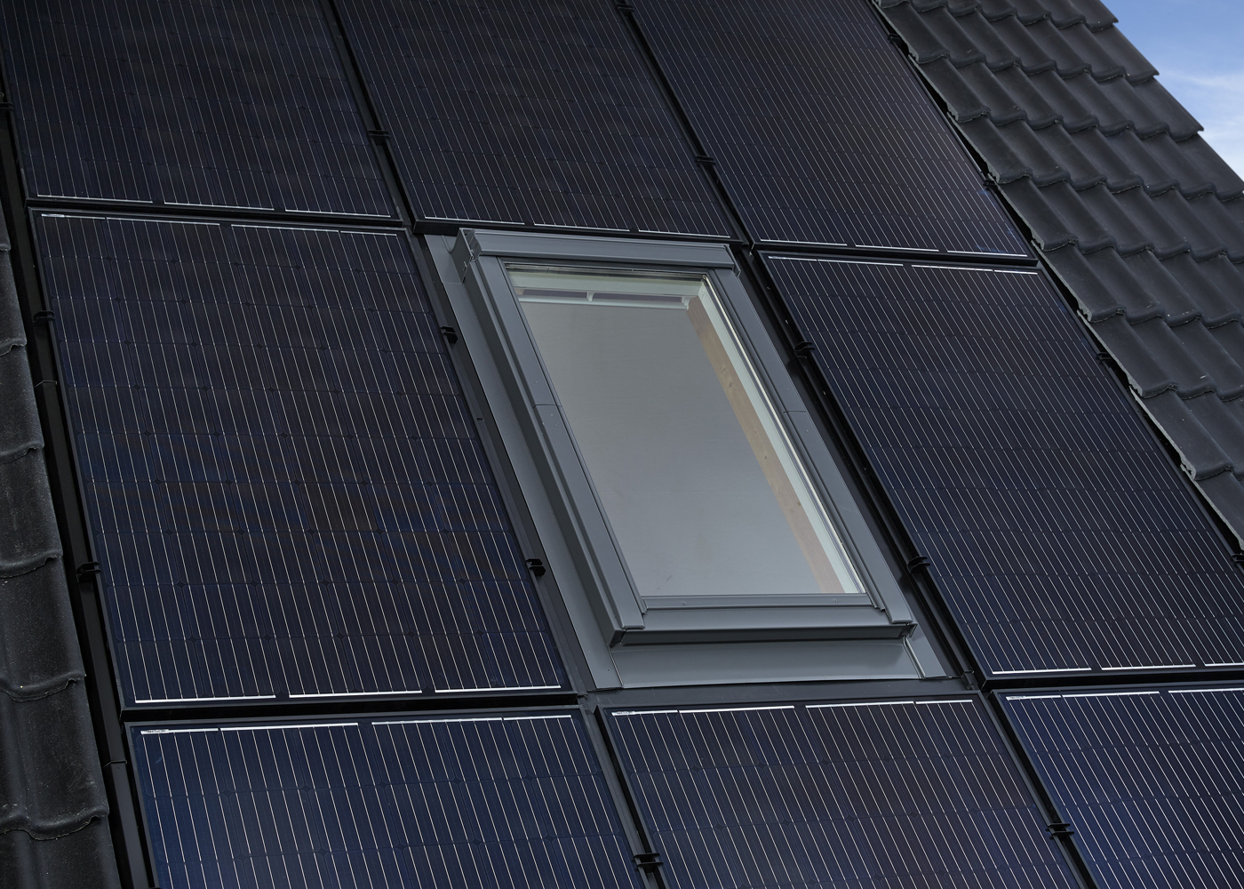 Nieuwe VELUX Solar Integrator integreert dakramen in zonnepaneeldaken ...