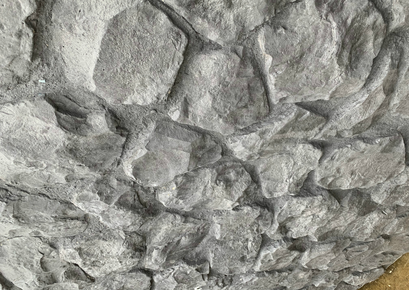 Kademuren met traditionele basalt in (prefab) beton | Nieuws | NBD ...